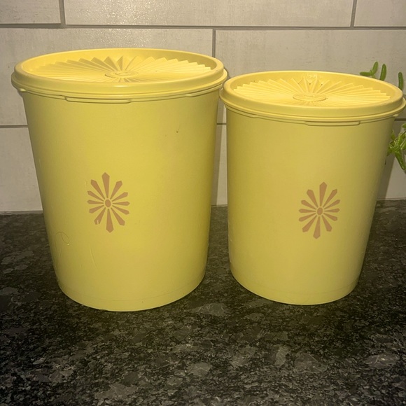 Tupperware | Kitchen | 4 Piece Set Of Vintage Yellow Canisters In ...